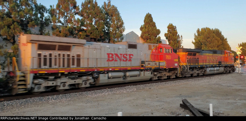 BNSF 4723 & BNSF 760